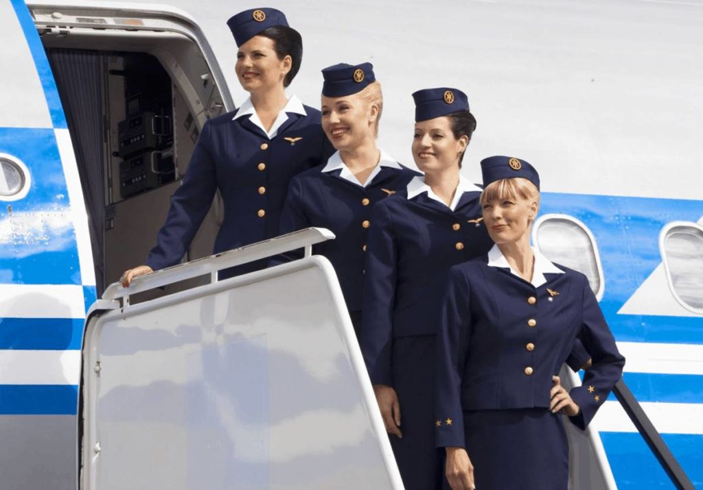 O que é preciso para ser um comissário de bordo? Saiba tudo aqui com o ...